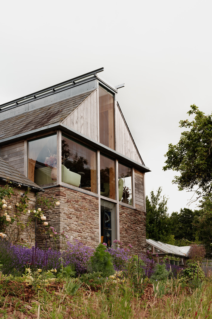 For Sale: Middle Hunt House, Walterstone, Herefordshire | The Modern House